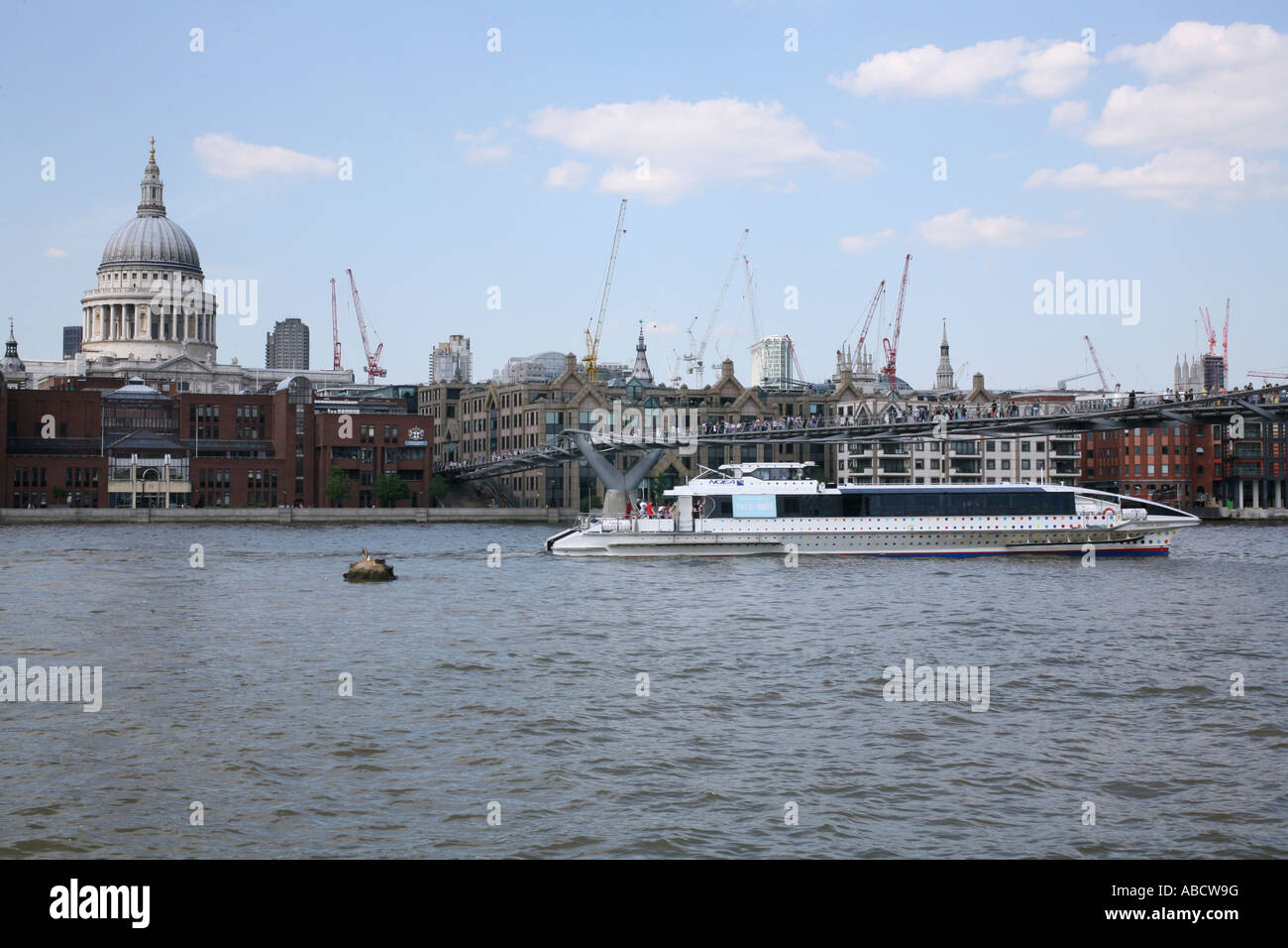 Tate gallery boat hi-res stock photography and images - Alamy