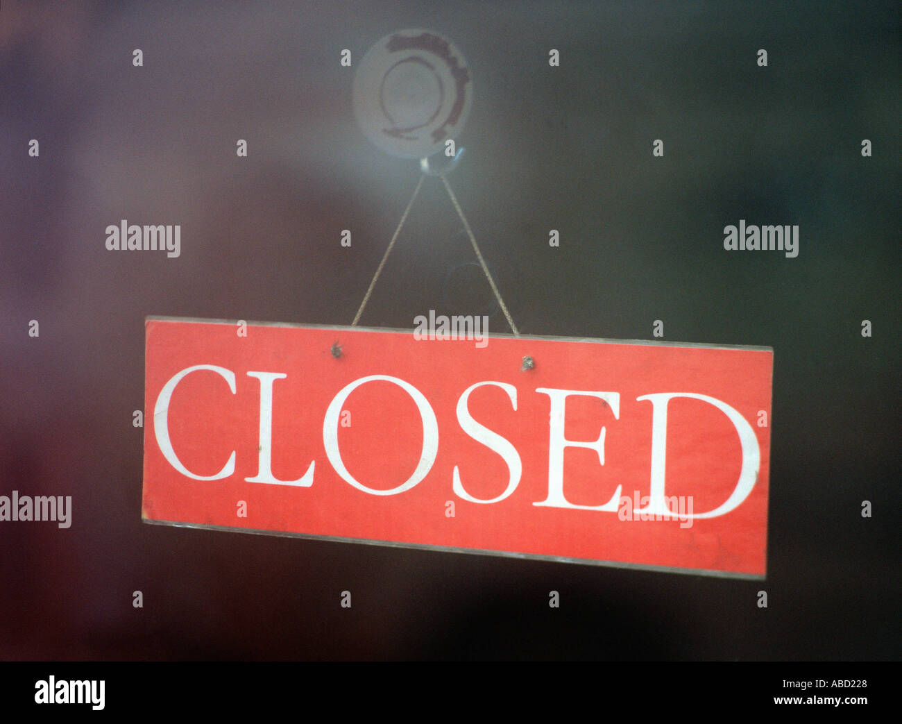 Red closed sign hanging hi-res stock photography and images - Alamy