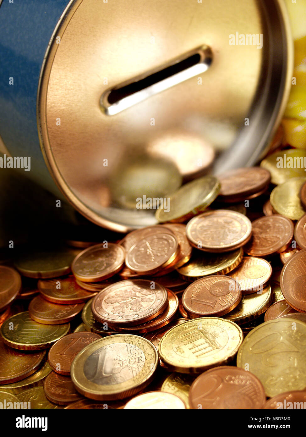 Aluminum can with coins Stock Photo - Alamy