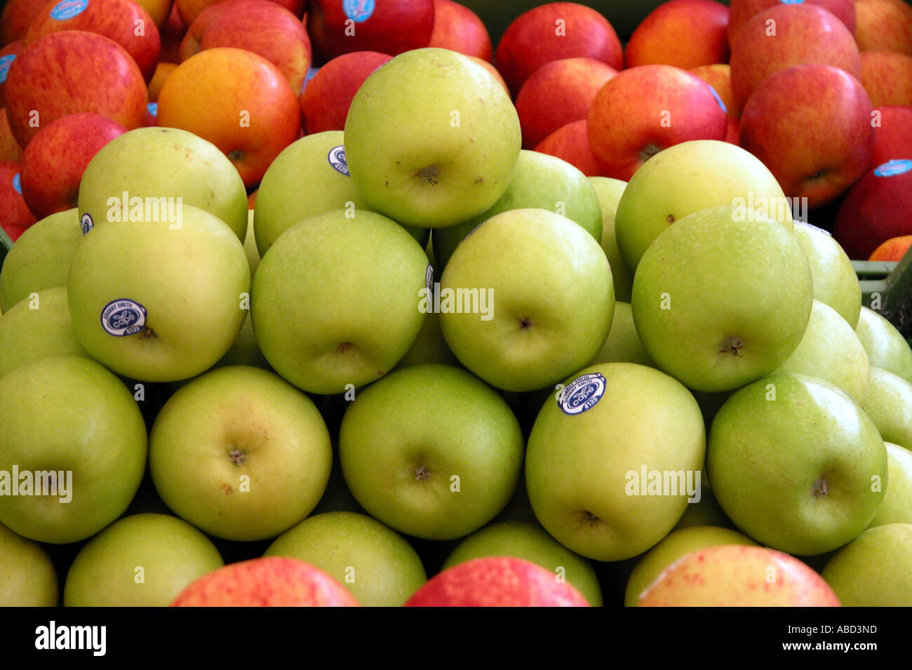 Apples on a fruit market Stock Photo - Alamy