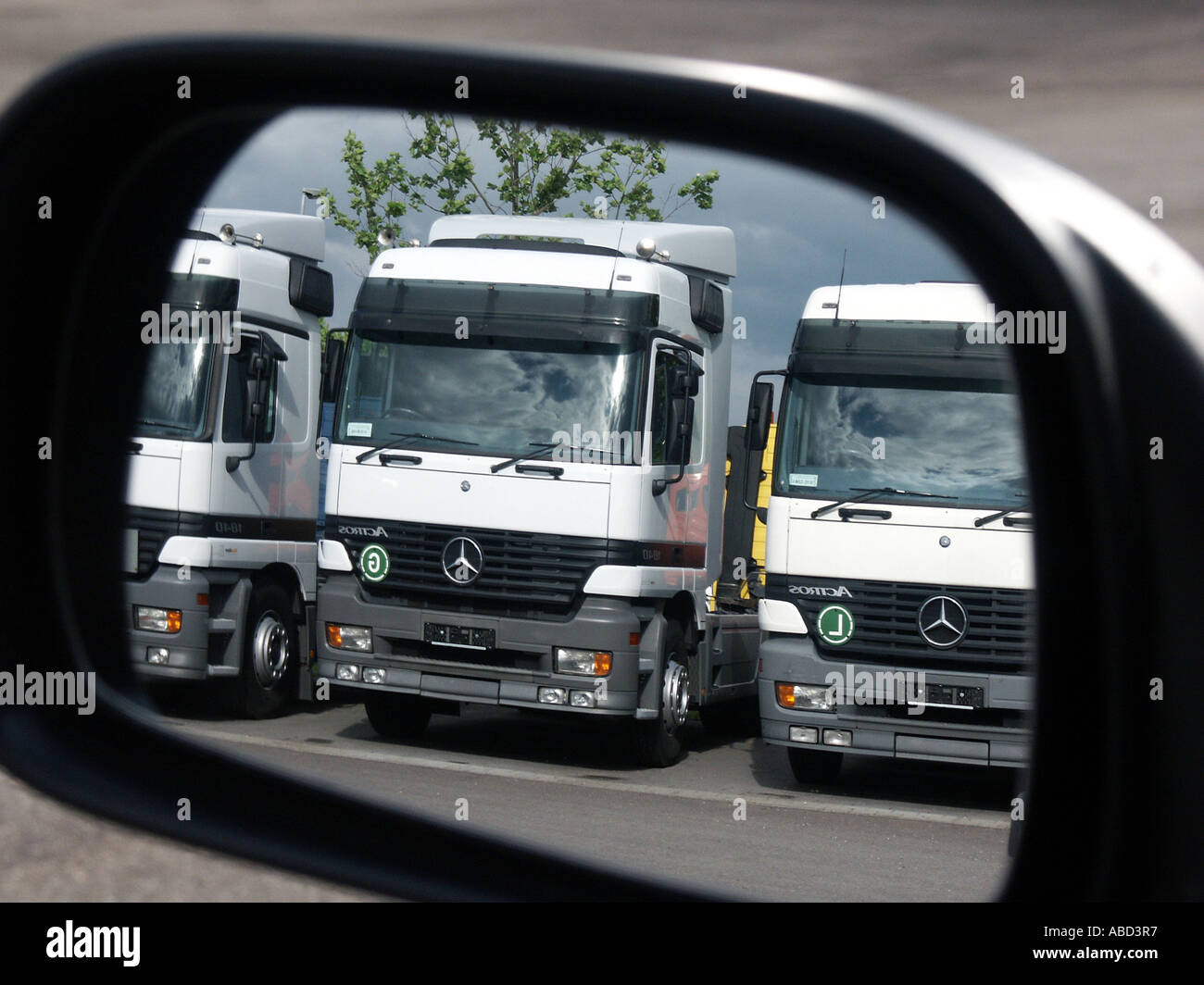 Semi truck in mirror hi-res stock photography and images - Alamy