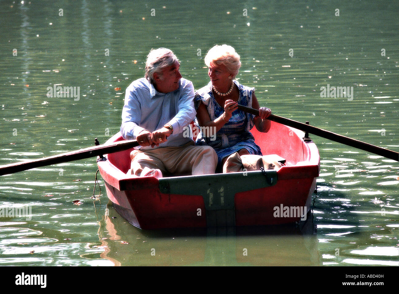 Aelteres Ehepaar im Ruderboot elder couple sitting in a rowboat Stock ...