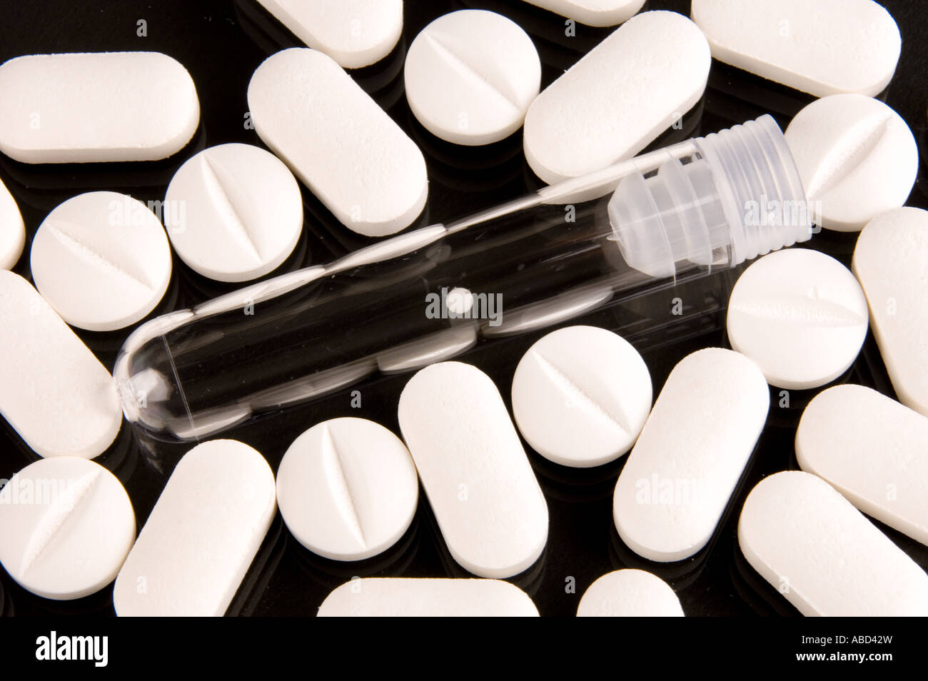 Tabletten und Tablettenroehrchen tablets and tablet tube Stock Photo ...