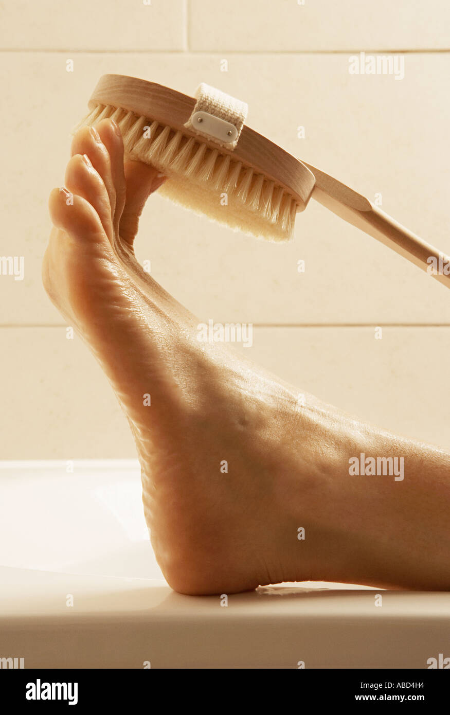 Woman scrubbing her toes Stock Photo - Alamy
