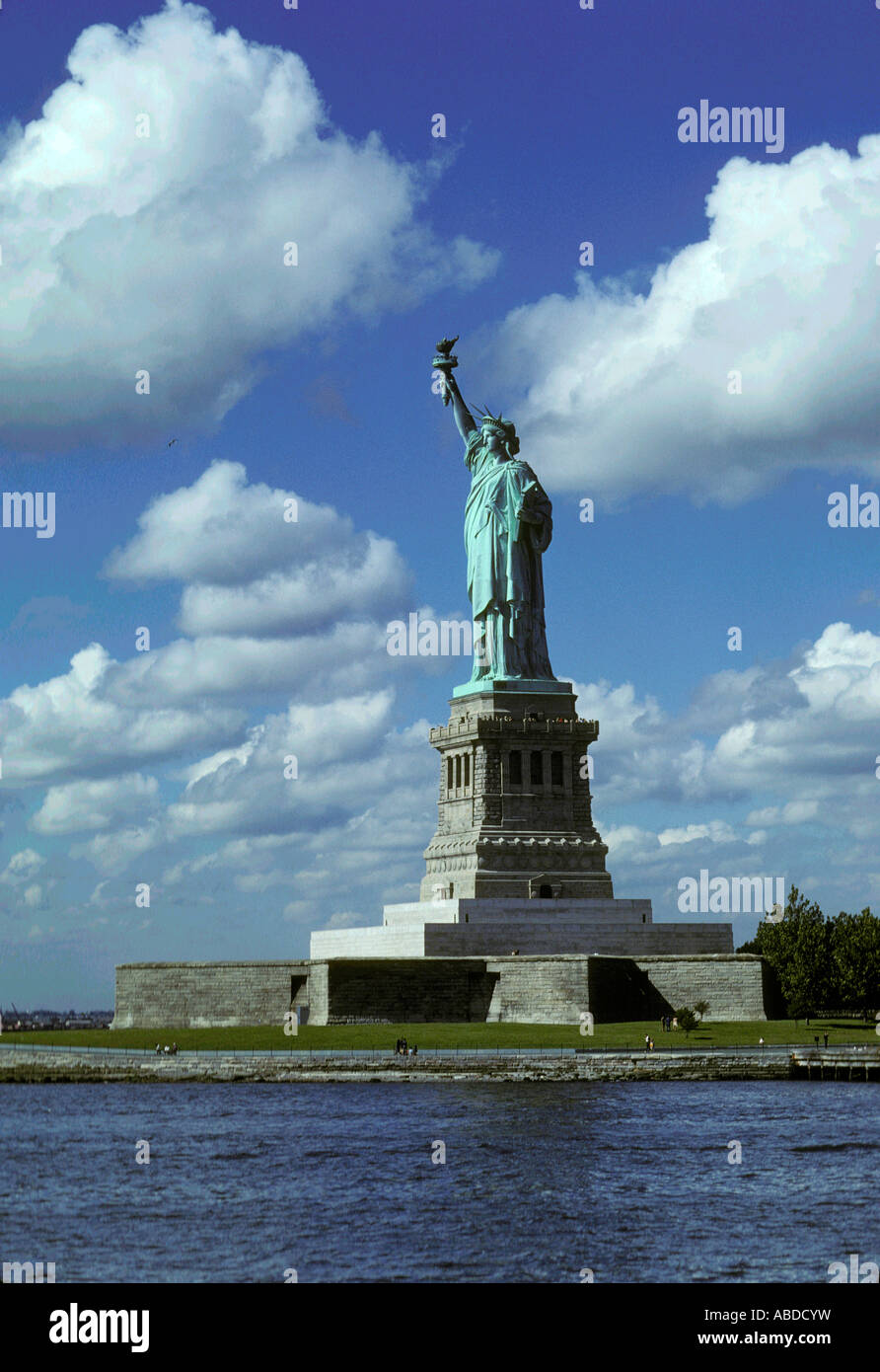 Tourist immigrant statue icon hi-res stock photography and images - Alamy