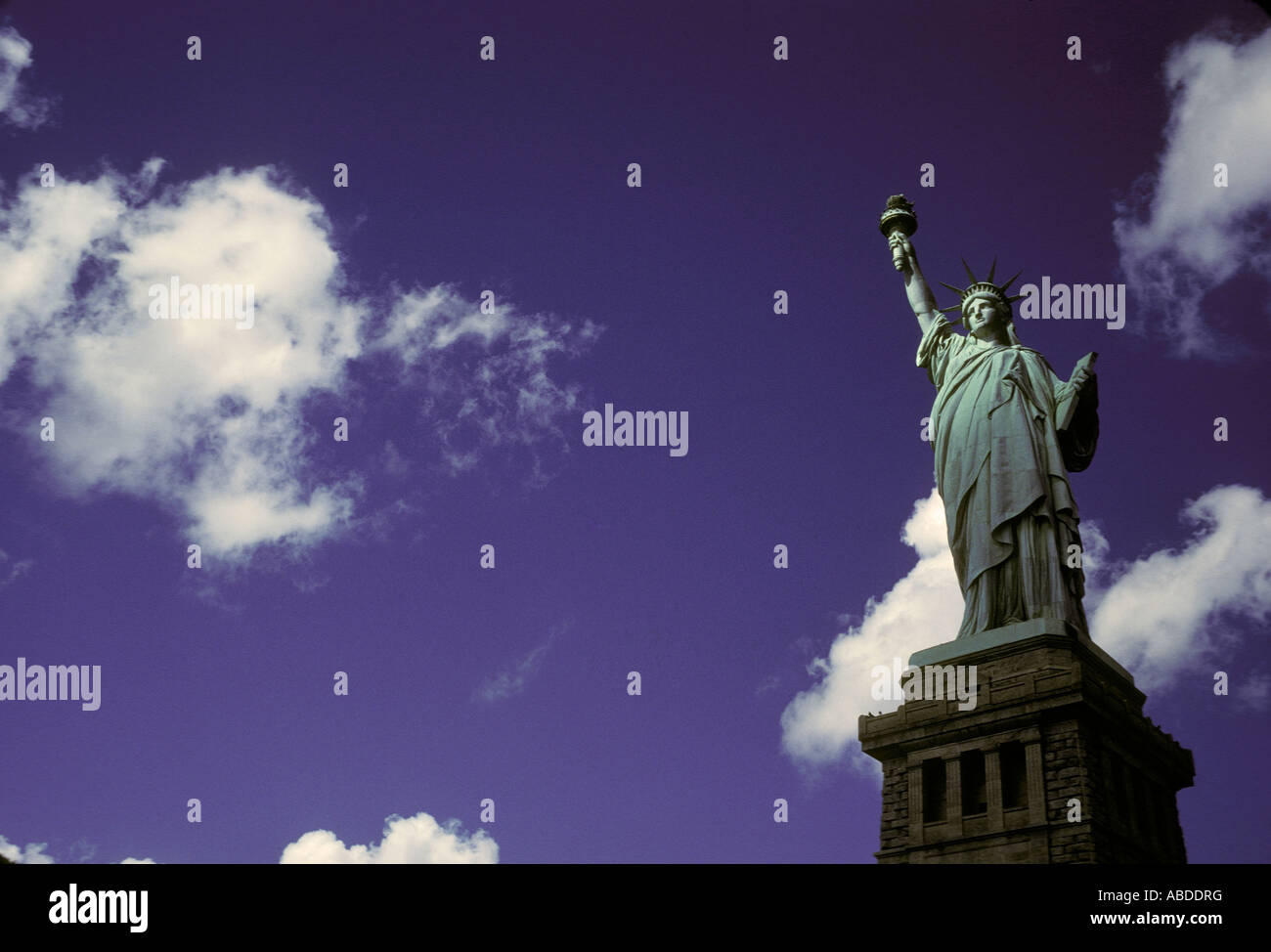 Tourist immigrant statue icon hi-res stock photography and images - Alamy