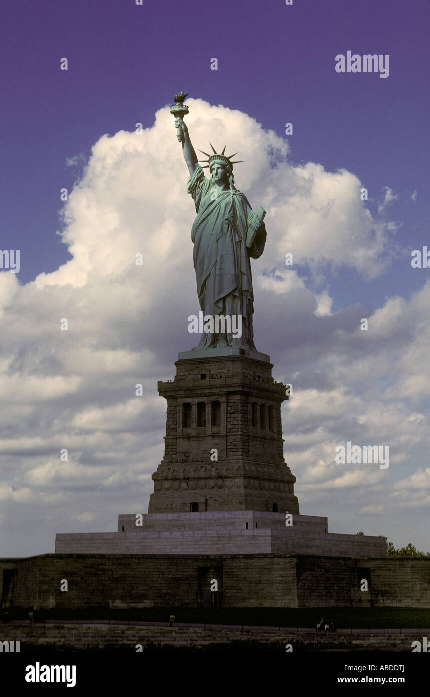 Tourist immigrant statue icon hi-res stock photography and images - Alamy