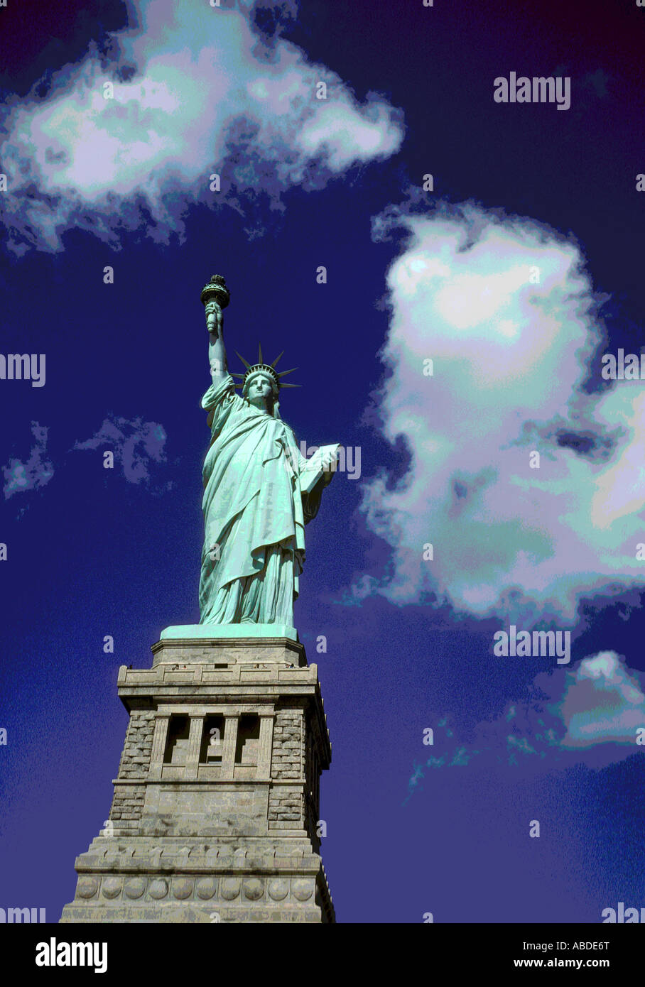 Tourist immigrant statue icon hi-res stock photography and images - Alamy