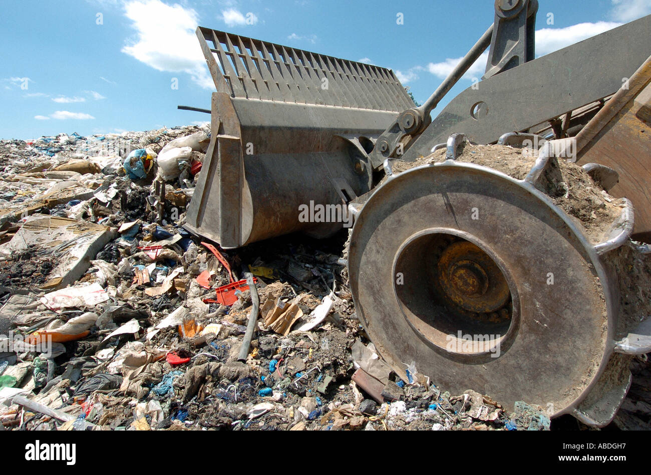 Landfill dumping ground heaps hi-res stock photography and images - Alamy