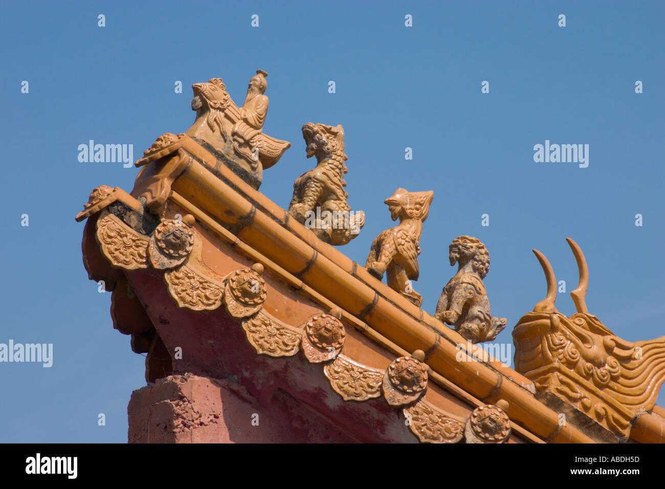 chinese temple roof detail with mythical figurines Stock Photo - Alamy
