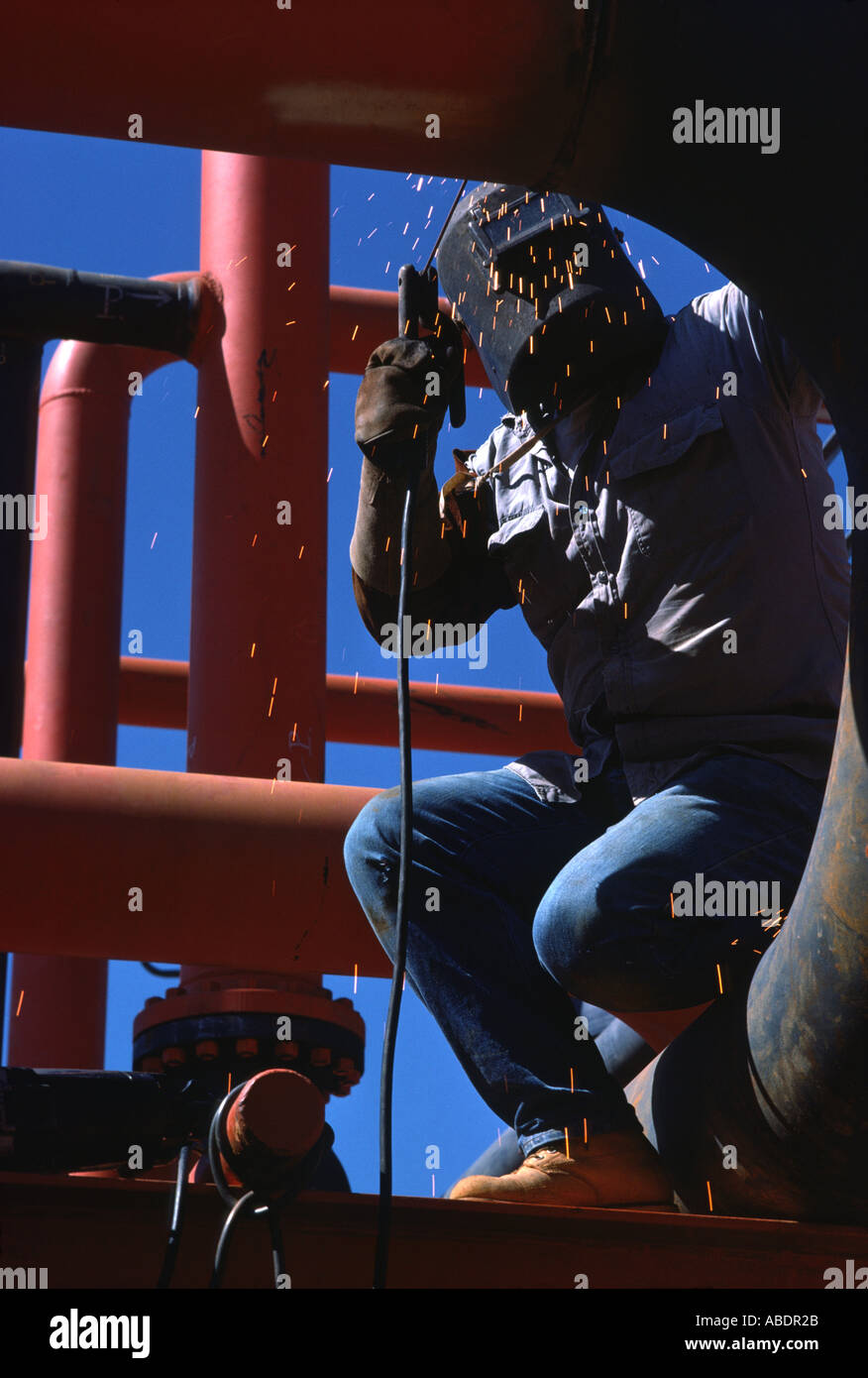 Welder working on a pipeline hi-res stock photography and images - Alamy