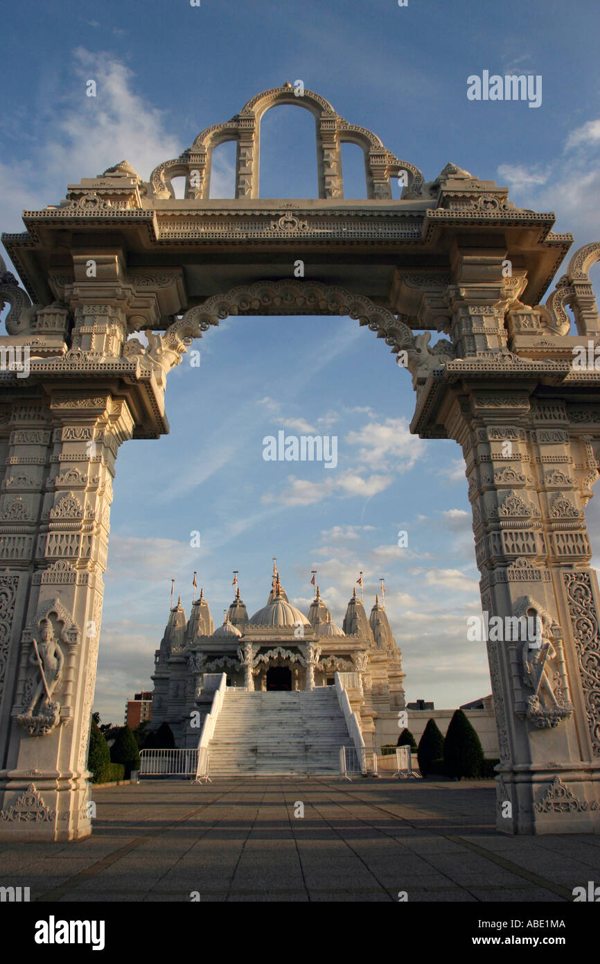 The entrance to the Shri Swaminarayan Mandir (temple) in Neasden UK ...