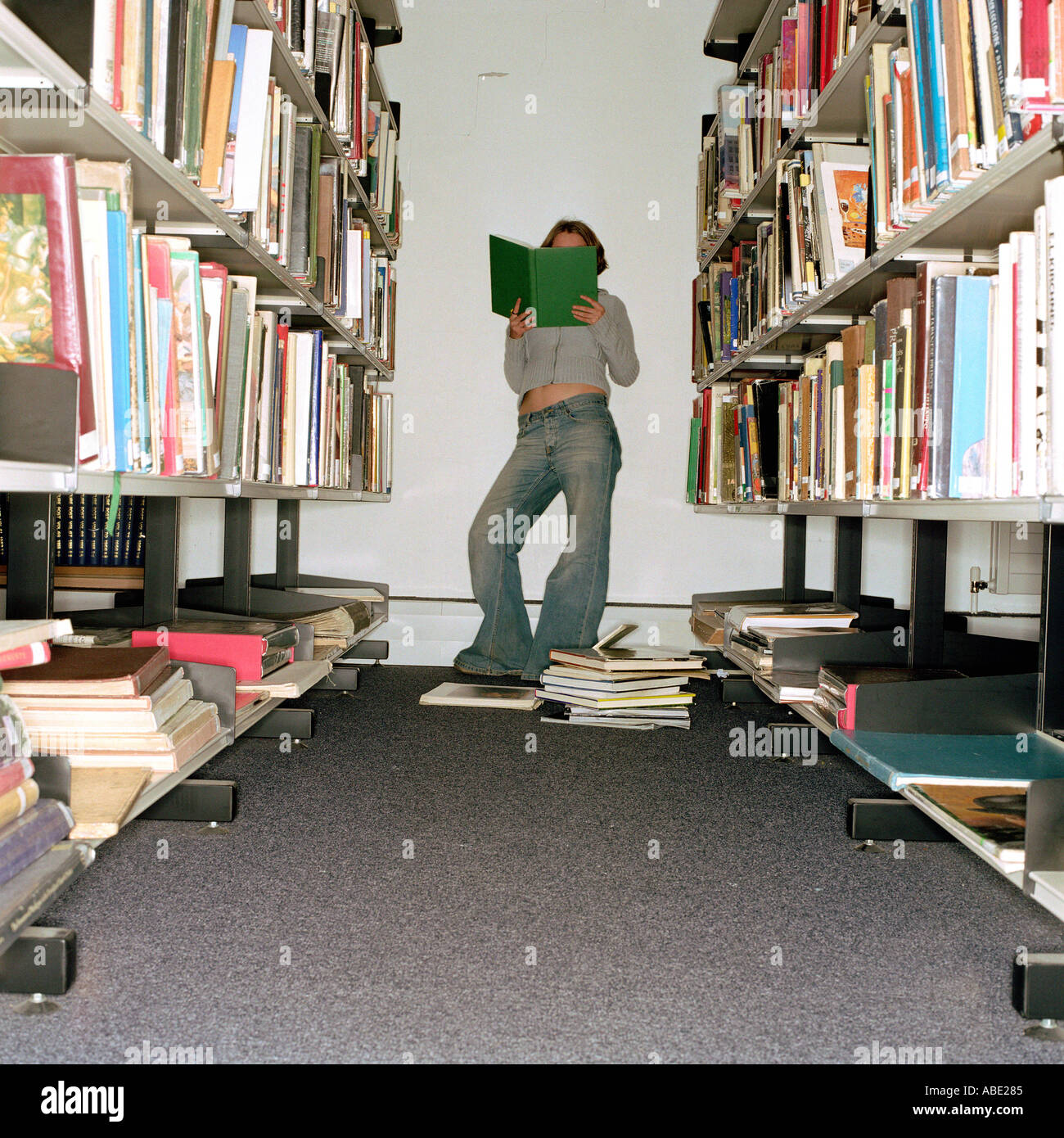 Reading in the library Stock Photo - Alamy