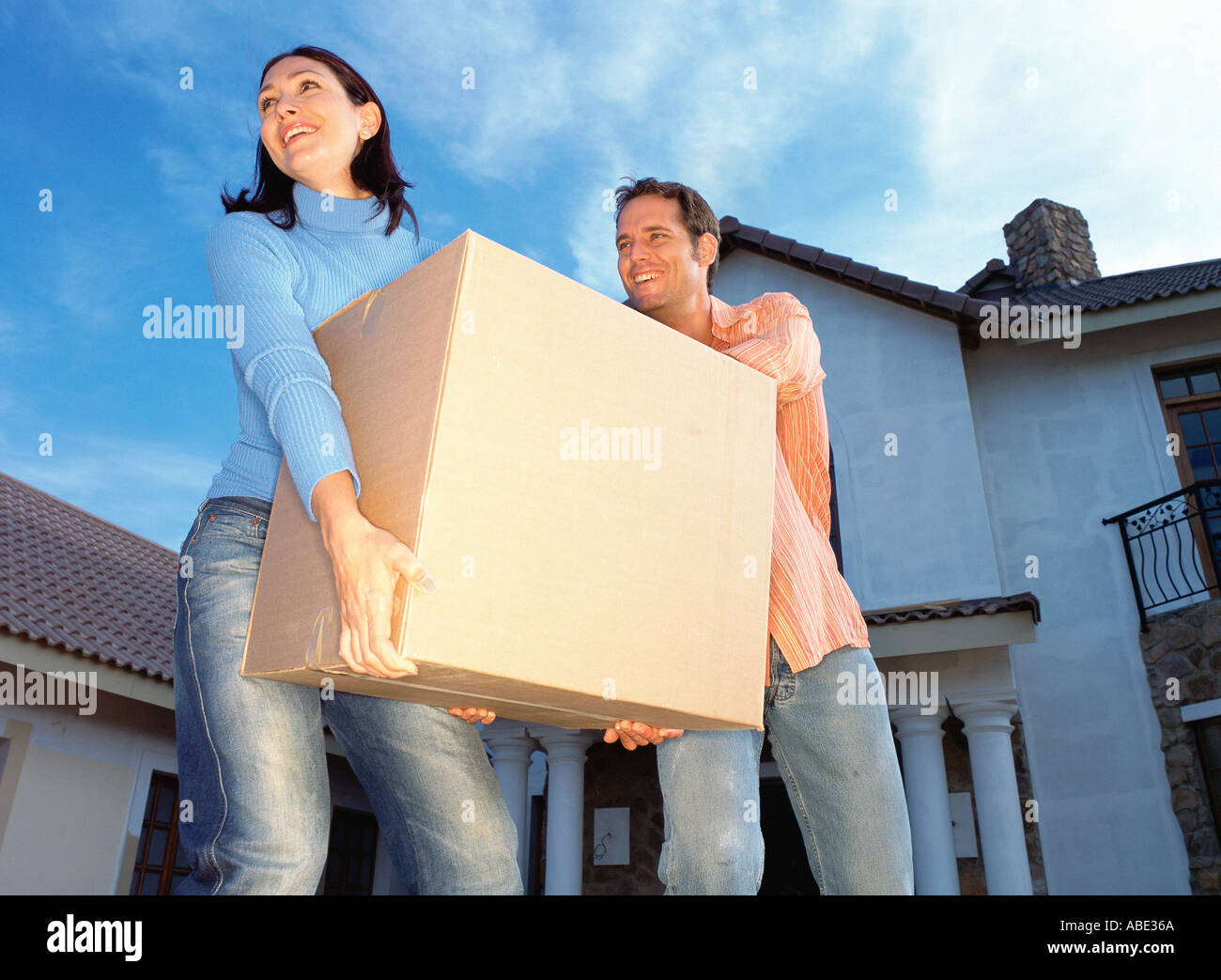 Couple carrying removal box Stock Photo - Alamy