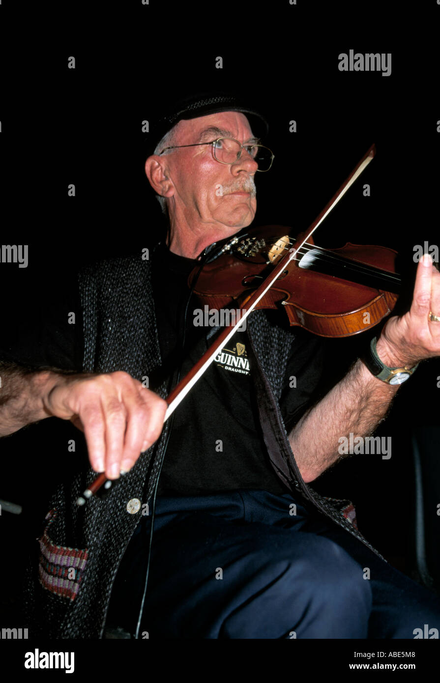 irish violin player entertaining an audience in a pub/bar Stock Photo ...