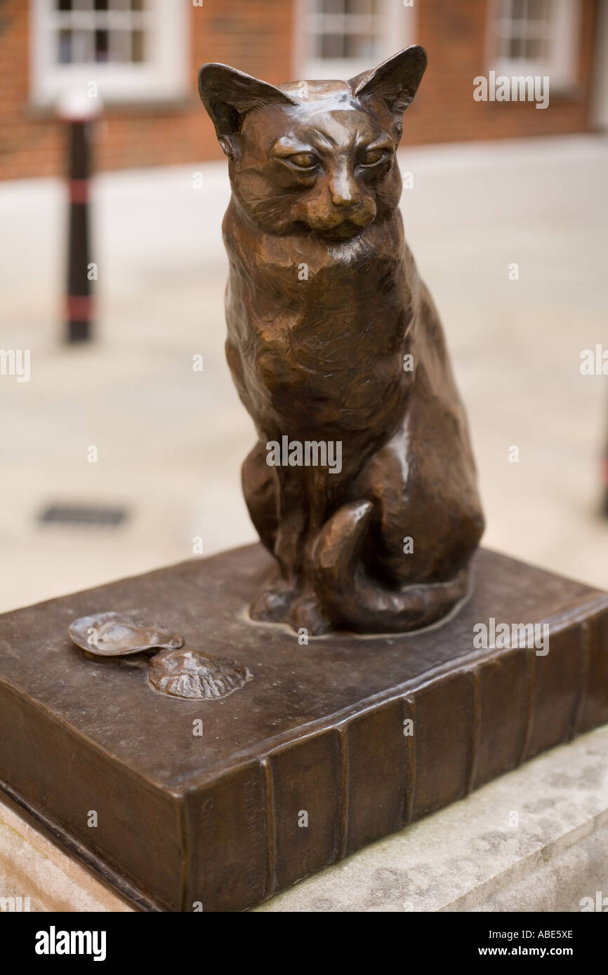 Statue dr samuel johnsons cat hi-res stock photography and images - Alamy
