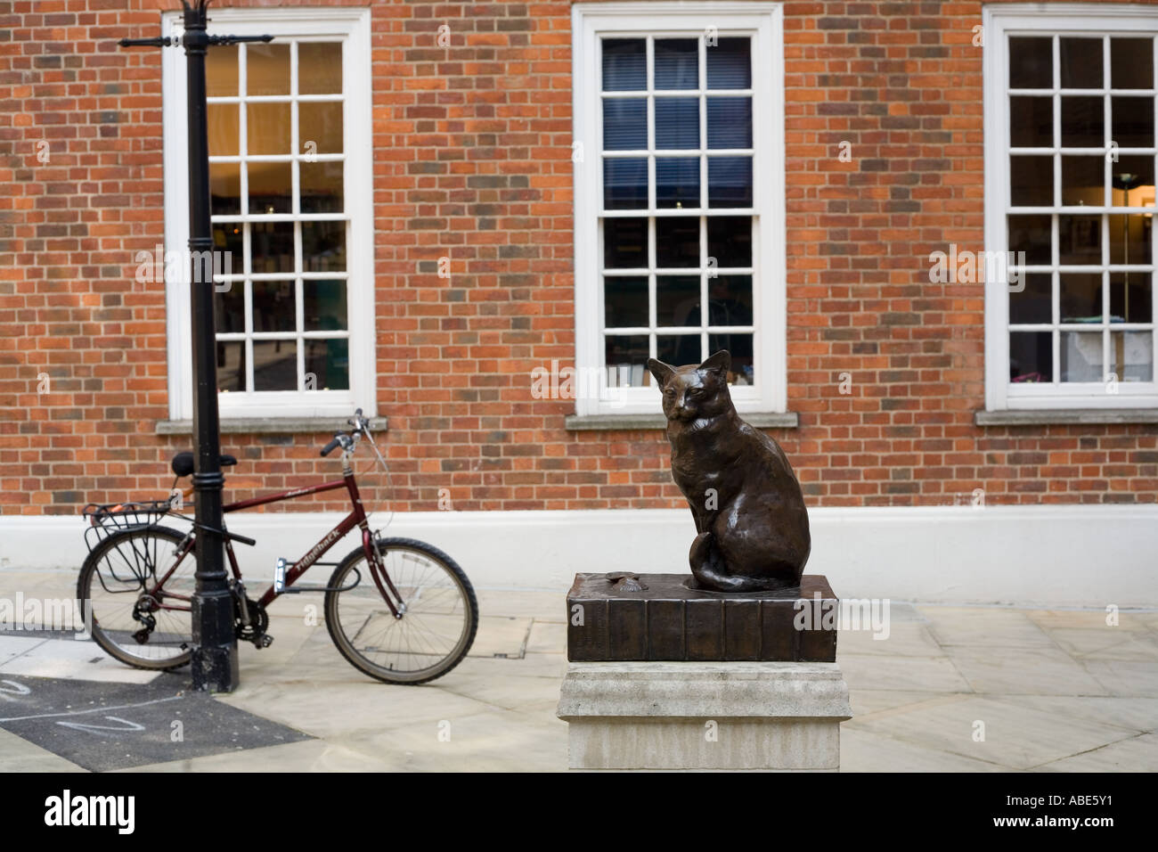 Statue of Dr Samuel Johnson's cat Hodge London UK Stock Photo - Alamy