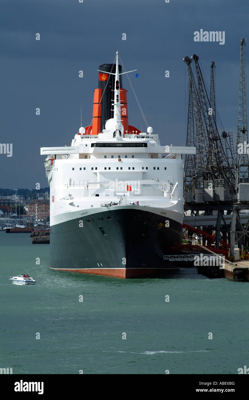 Qe2 liner storm hi-res stock photography and images - Alamy