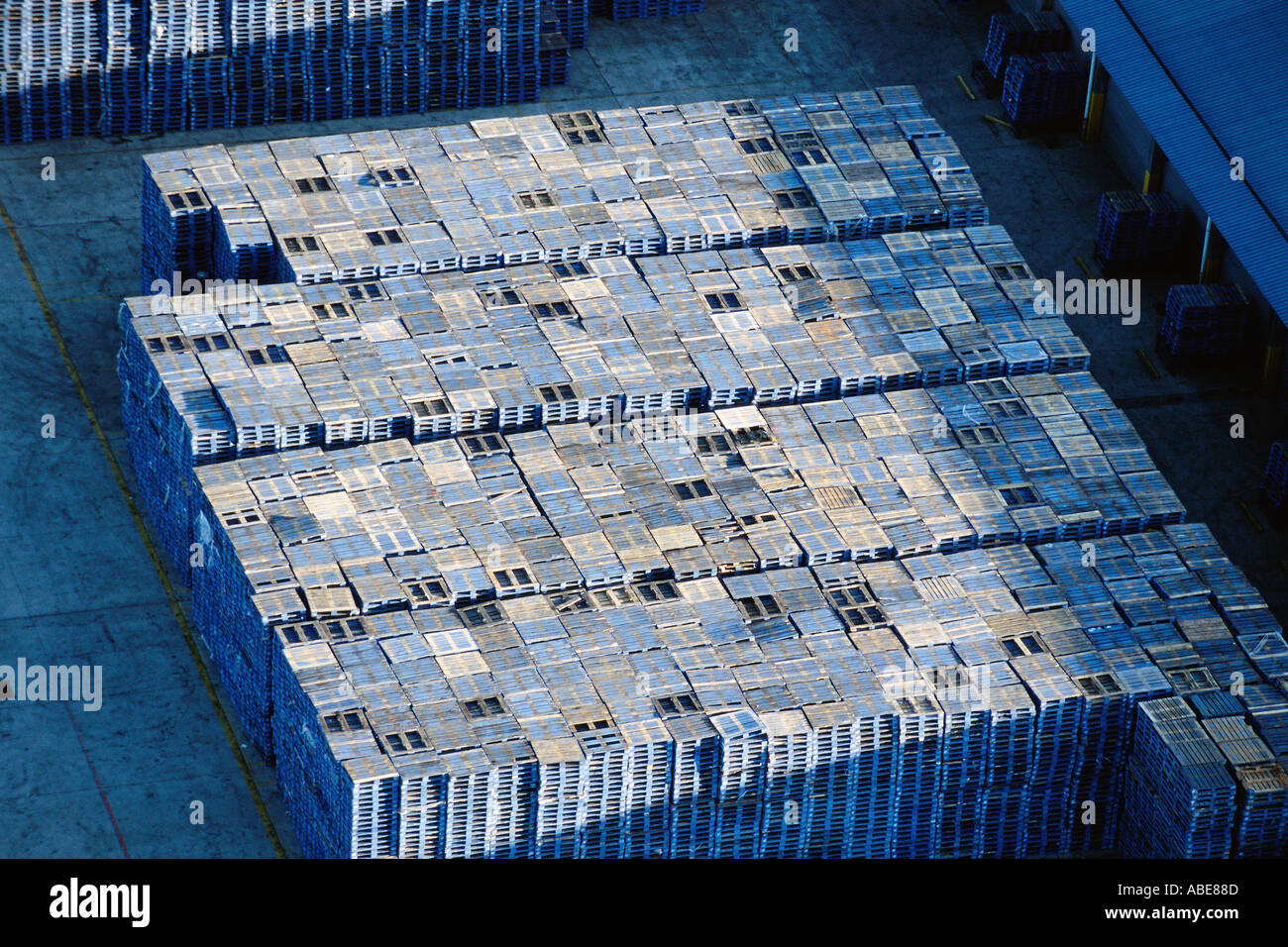 Block pallets hi-res stock photography and images - Alamy