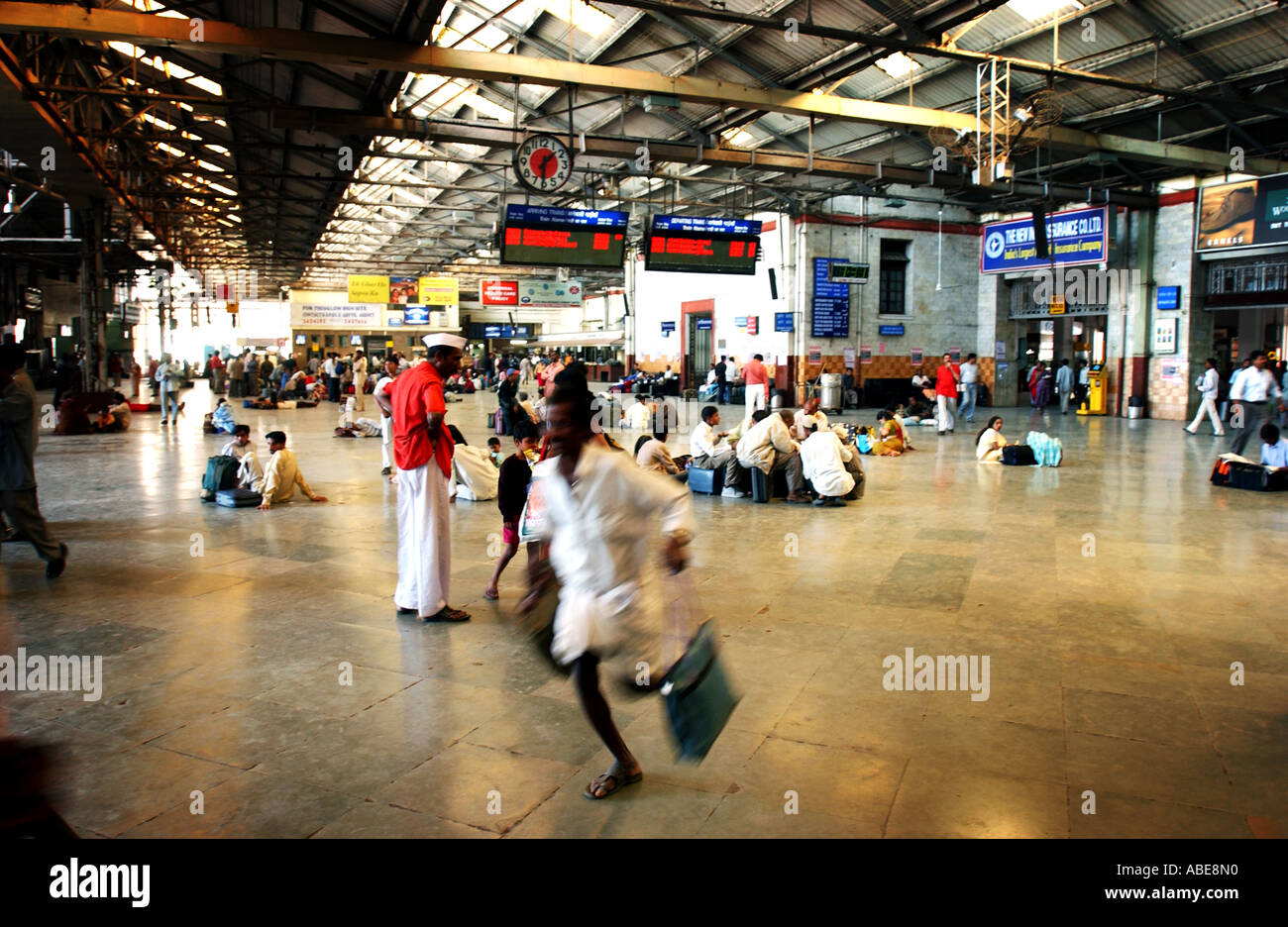 India indian railway porter hi-res stock photography and images - Alamy