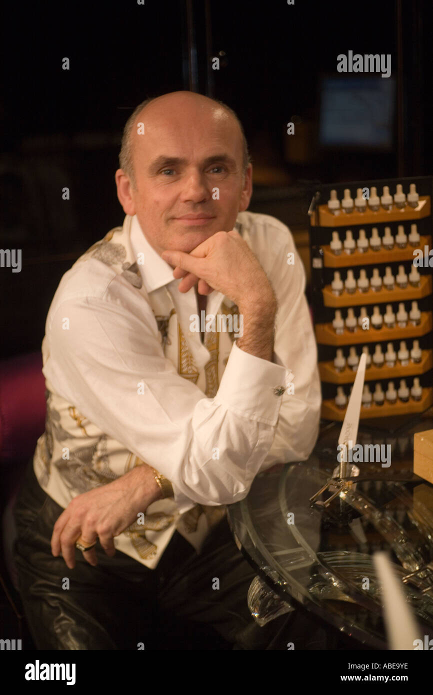 Harrods dove hi-res stock photography and images - Alamy