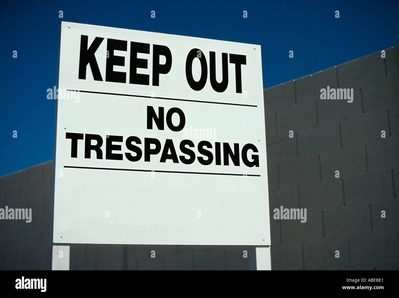 KEEP OUT NO TRESPASSING sign Stock Photo - Alamy