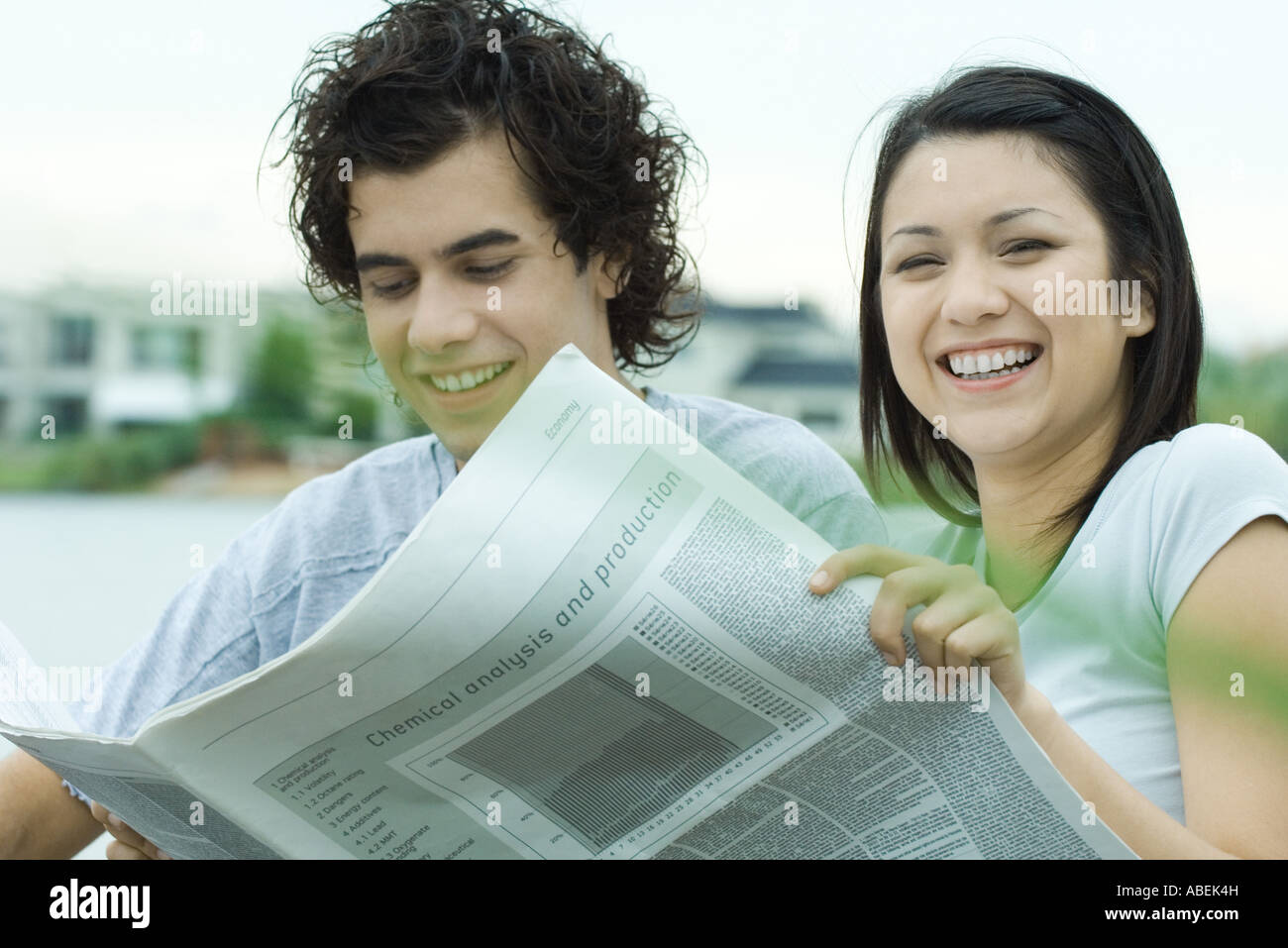 People sitting down reading newspapers hi-res stock photography and ...