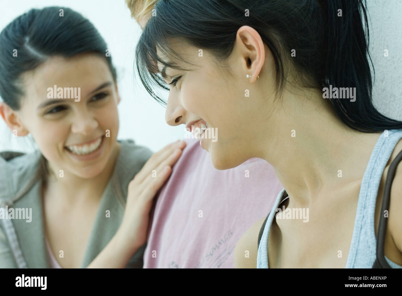 Teen close friends sitting and laughing hi-res stock photography and ...