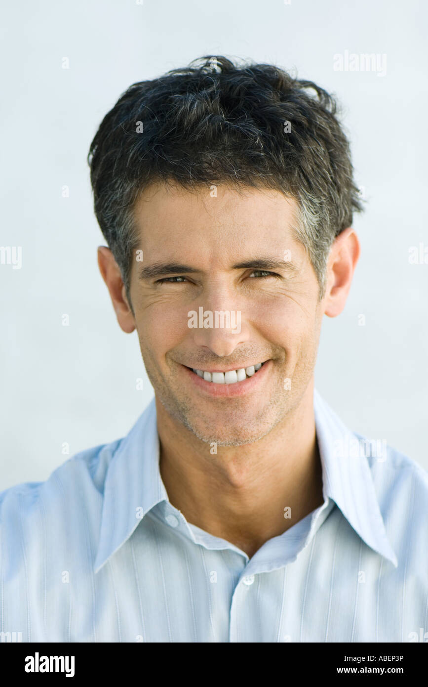Man smiling at camera, portrait Stock Photo - Alamy