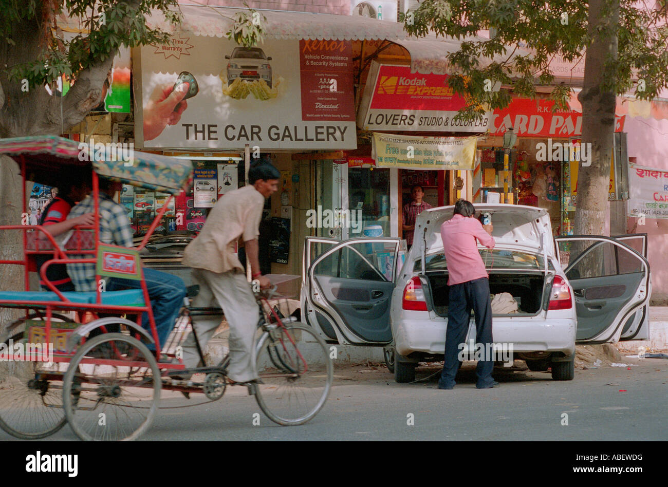 Street scene in Delhi with cycle rickshaw Stock Photo - Alamy