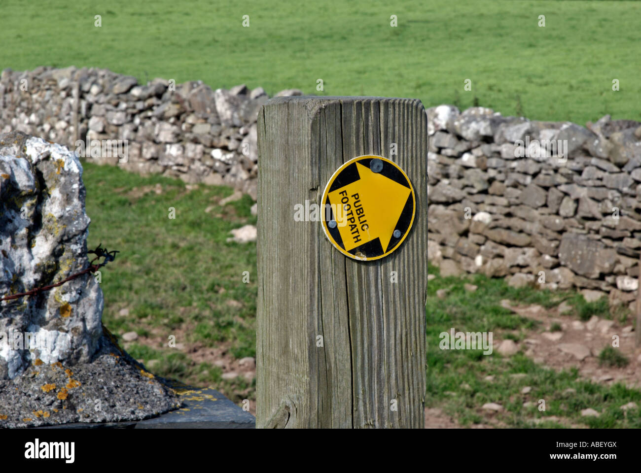 Public right of way indicator hi-res stock photography and images - Alamy