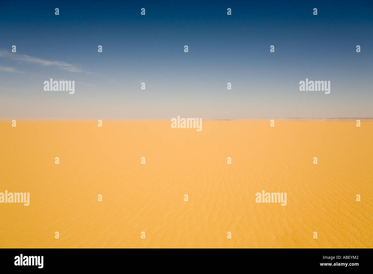 Distant Mirage. The Sahara Desert Stock Photo - Alamy