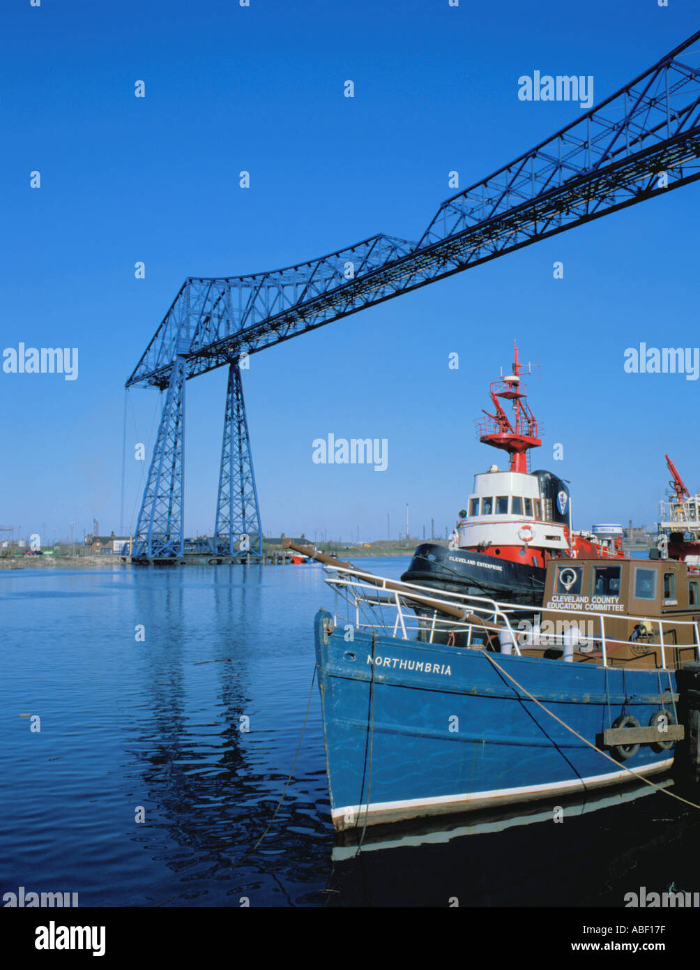 Riverside scene with Transporter Bridge over the River Tees ...