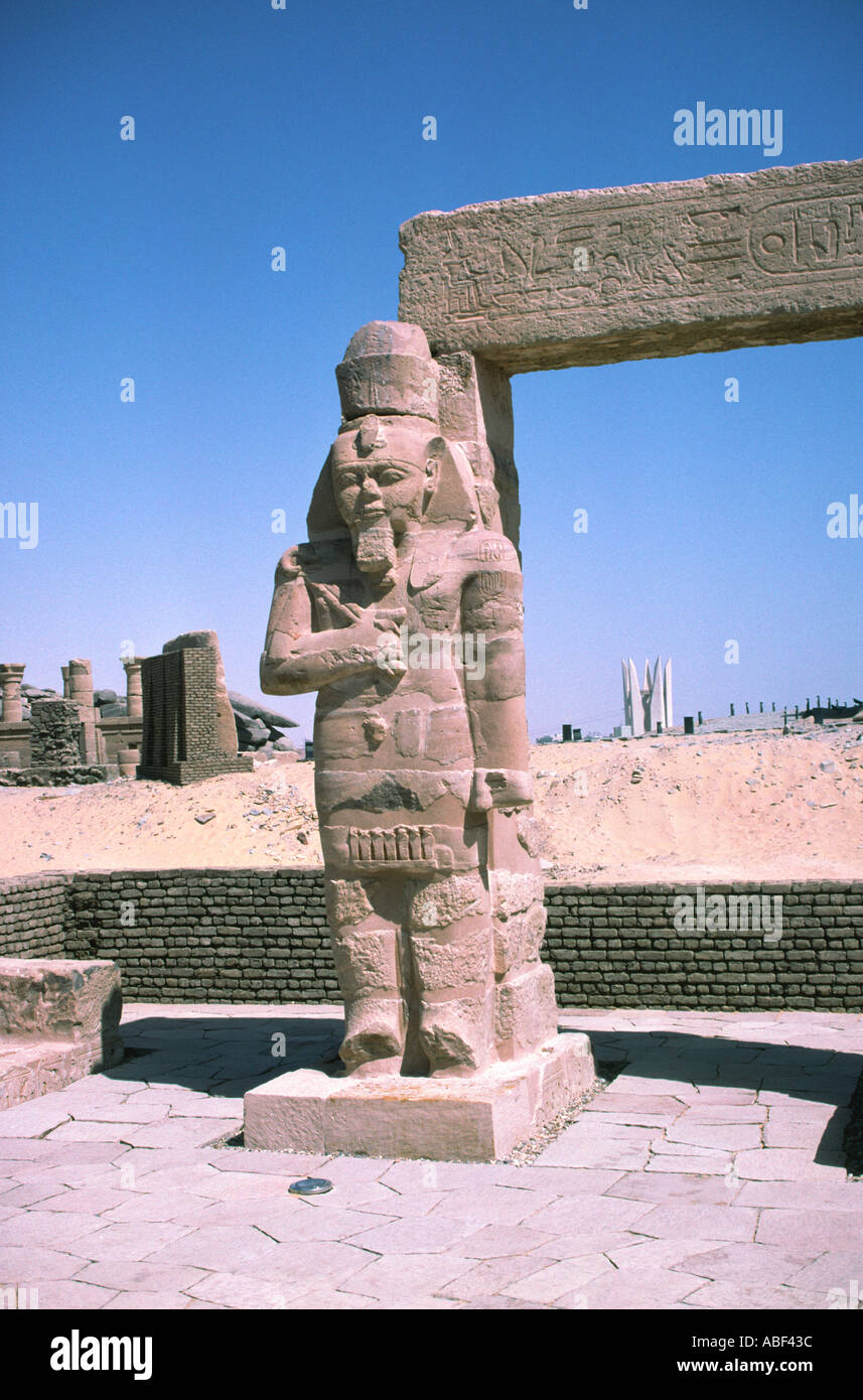 Hussein statue hi-res stock photography and images - Alamy