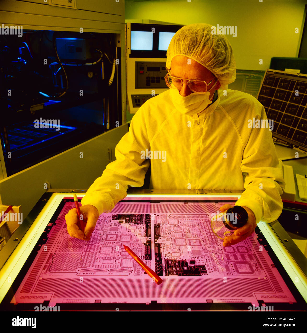 Clean room circuit board hi-res stock photography and images - Alamy