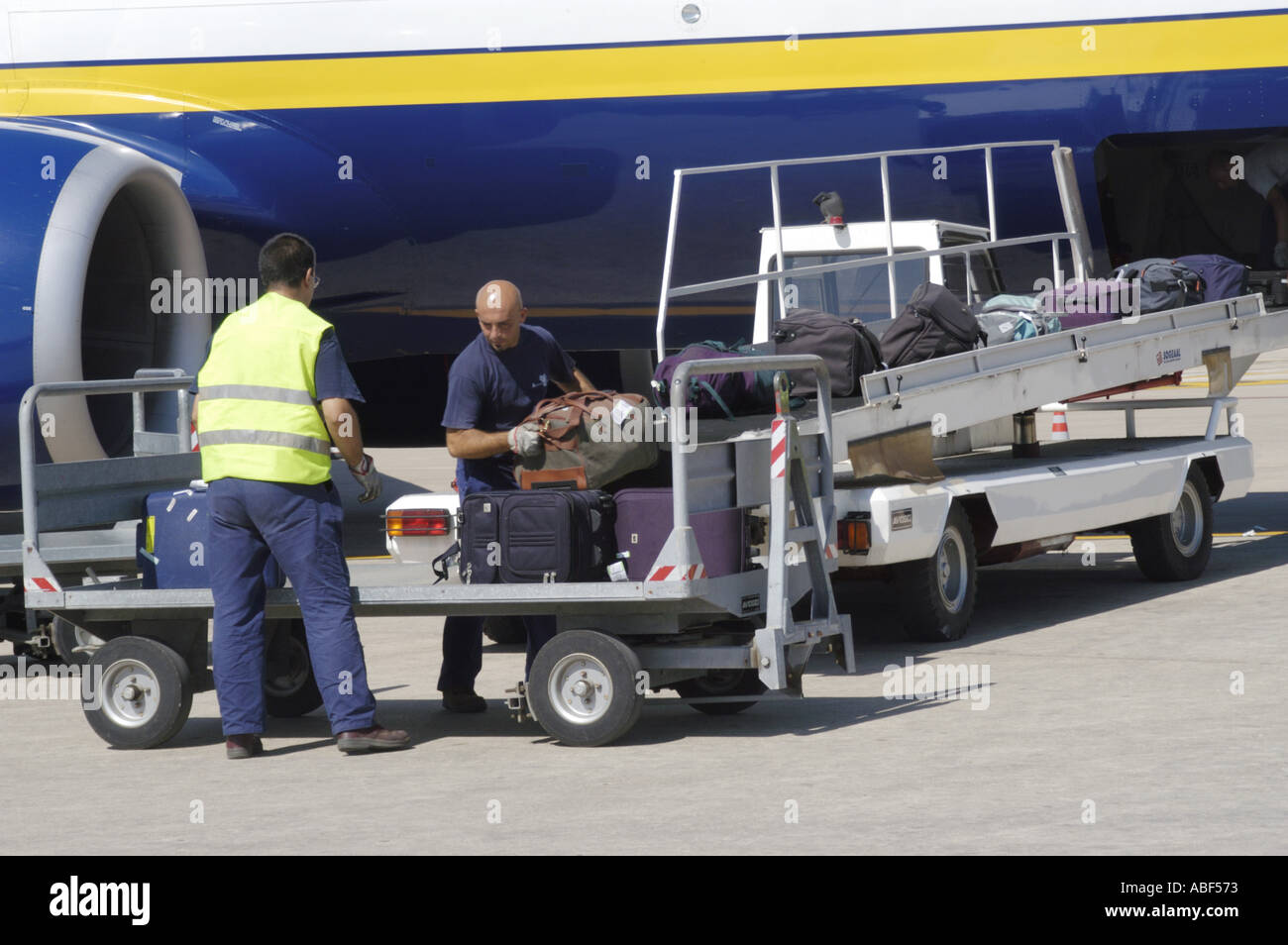 3142 Airport baggage handelers and ground crew Stock Photo - Alamy
