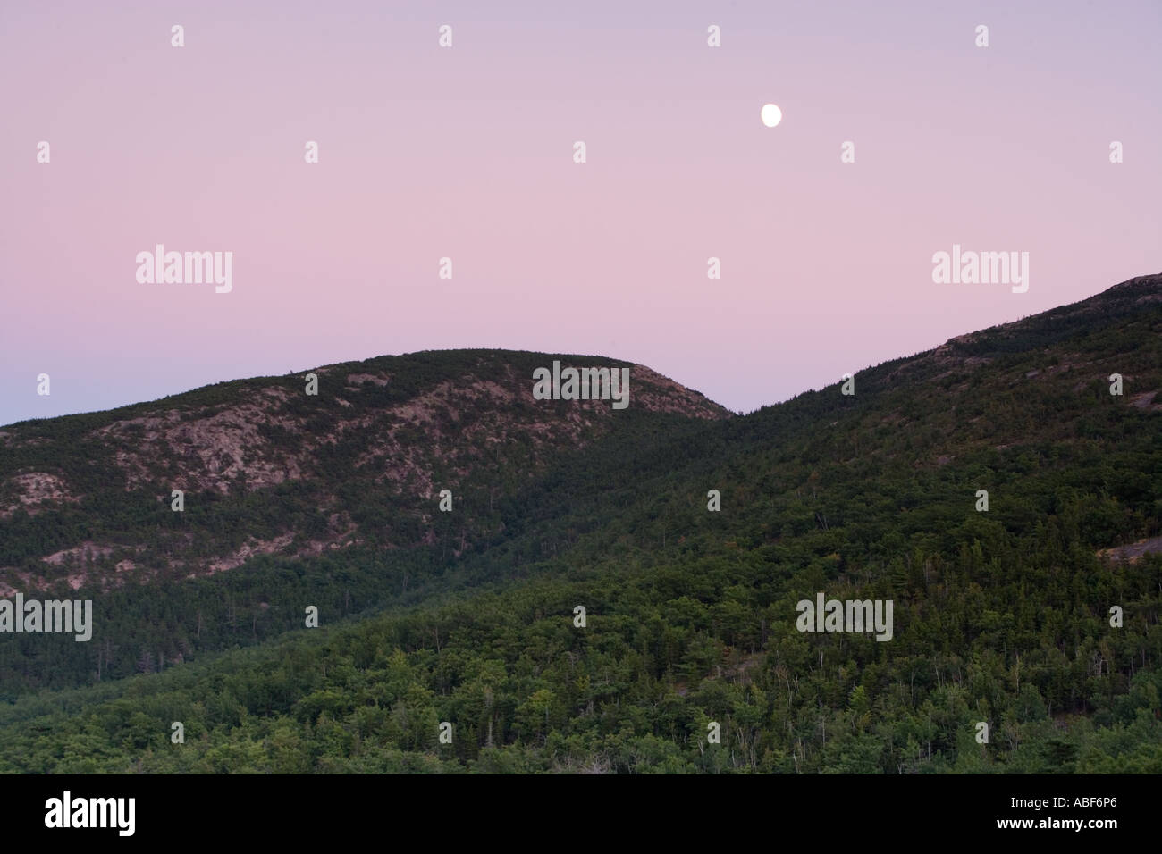Moon in between mountains hi-res stock photography and images - Alamy
