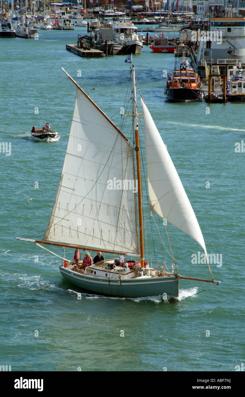 Yacht Sailing on River Medina Cowes Isle of Wight England UK Stock ...