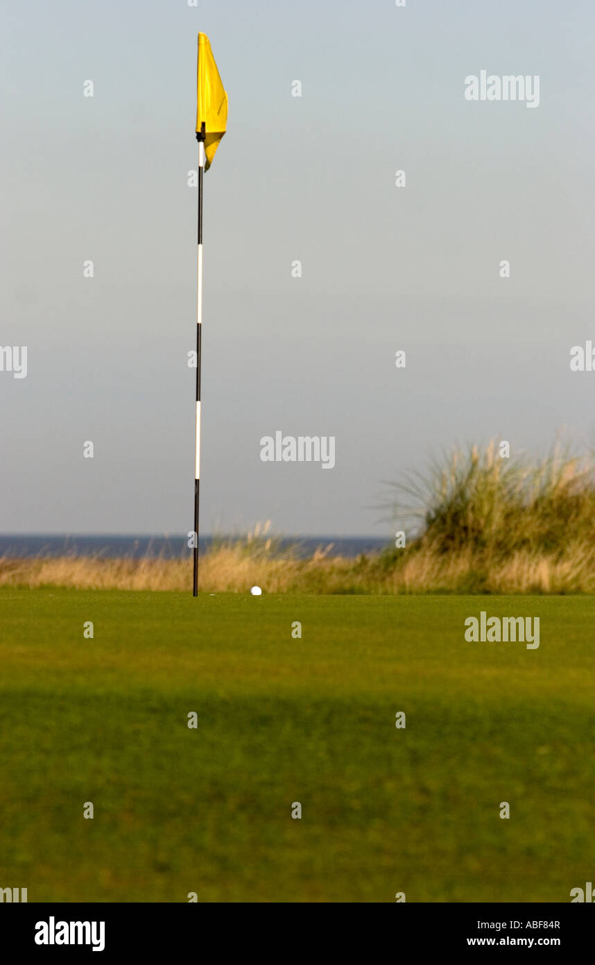 Golf club course flag pin water hi-res stock photography and images - Alamy