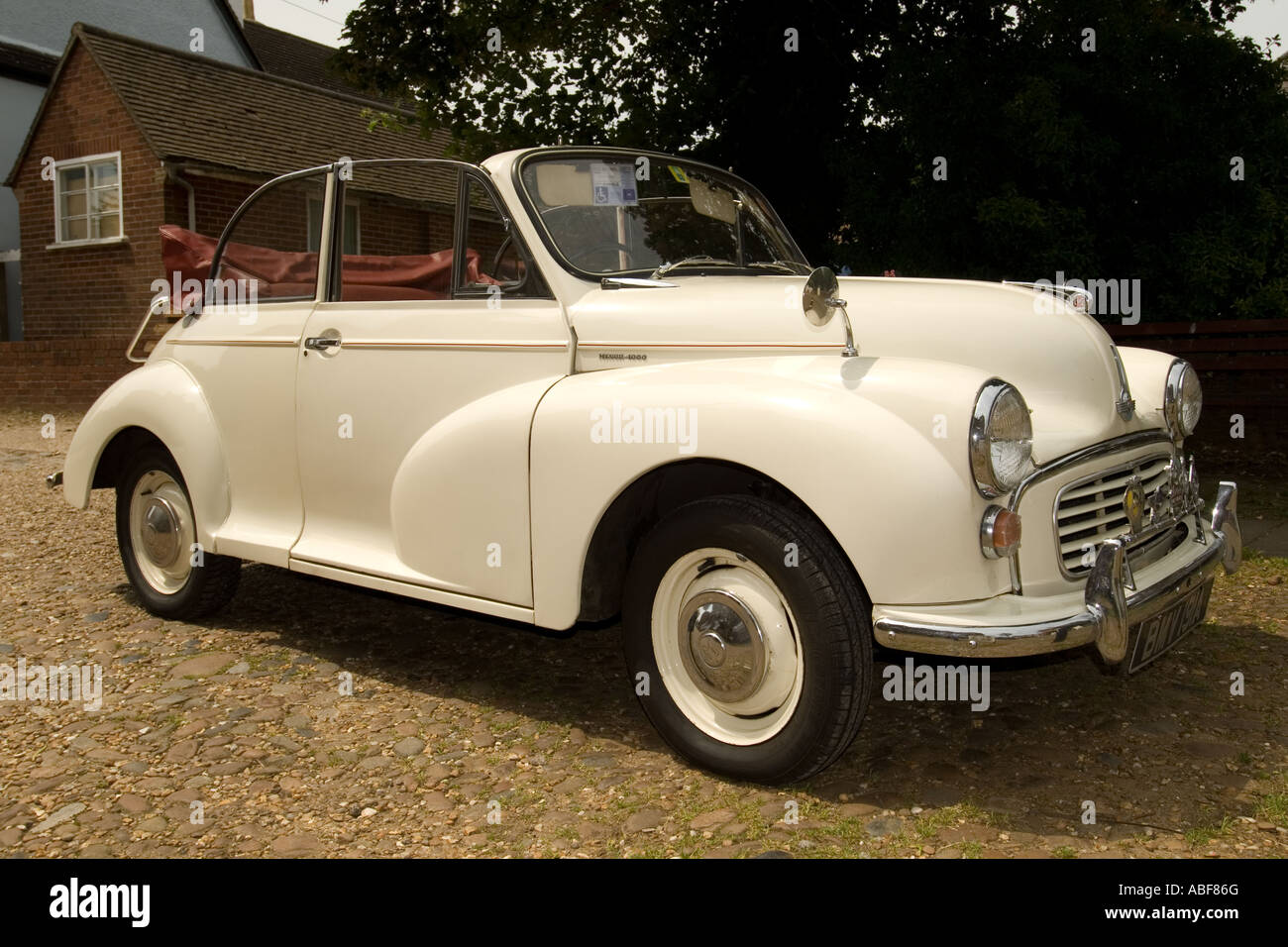 morris minor 1000 cream convertible Stock Photo - Alamy