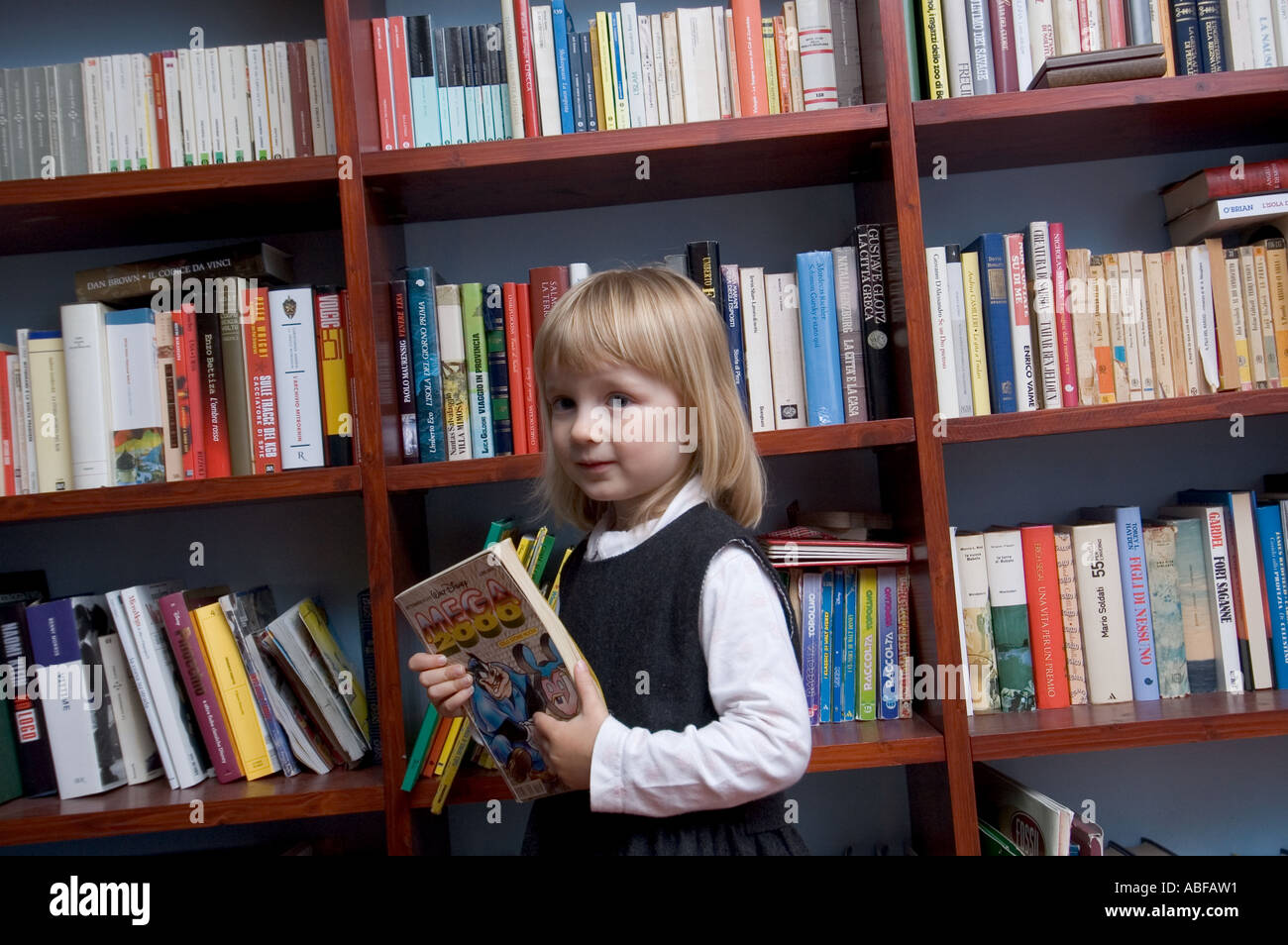 Girl library hi-res stock photography and images - Alamy