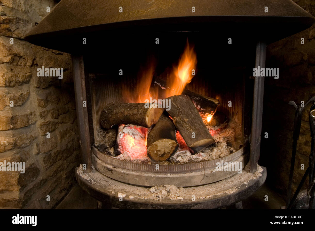 Pub open fire uk hi-res stock photography and images - Alamy