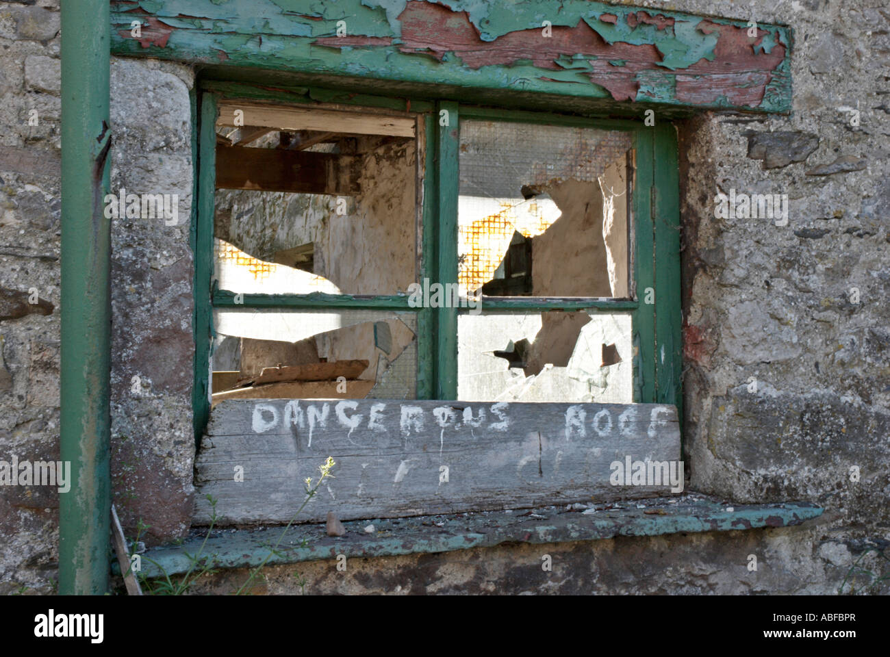 Danger sign warning broken glass hi-res stock photography and images ...