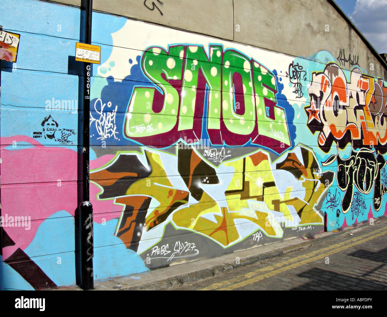GRAFFITI ON A WALL NEAR BRICK LANE, EAST LONDON, ENGLAND Photo © Julio ...