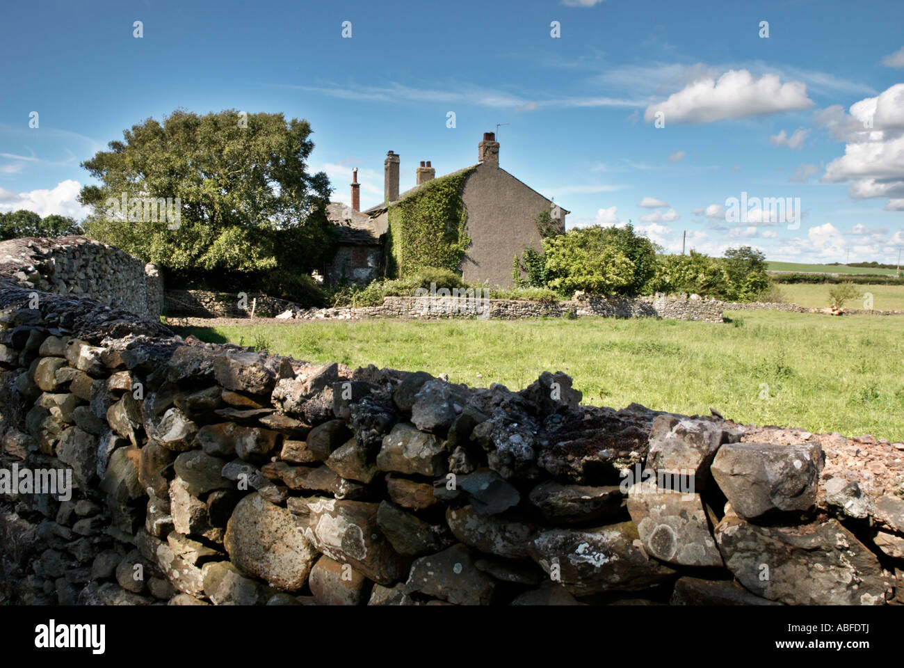 Derelict Farm Ruin Stock Photo - Alamy