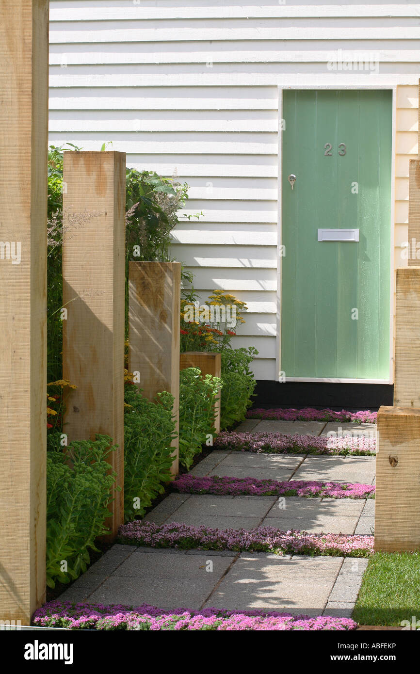 23 PAVED GREEN TERRACE. DESIGNER: ALLISTAIR BAYFORD Stock Photo - Alamy