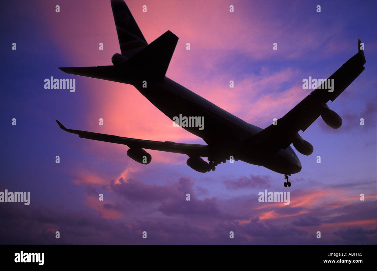 Landing sunset 747 hi-res stock photography and images - Alamy