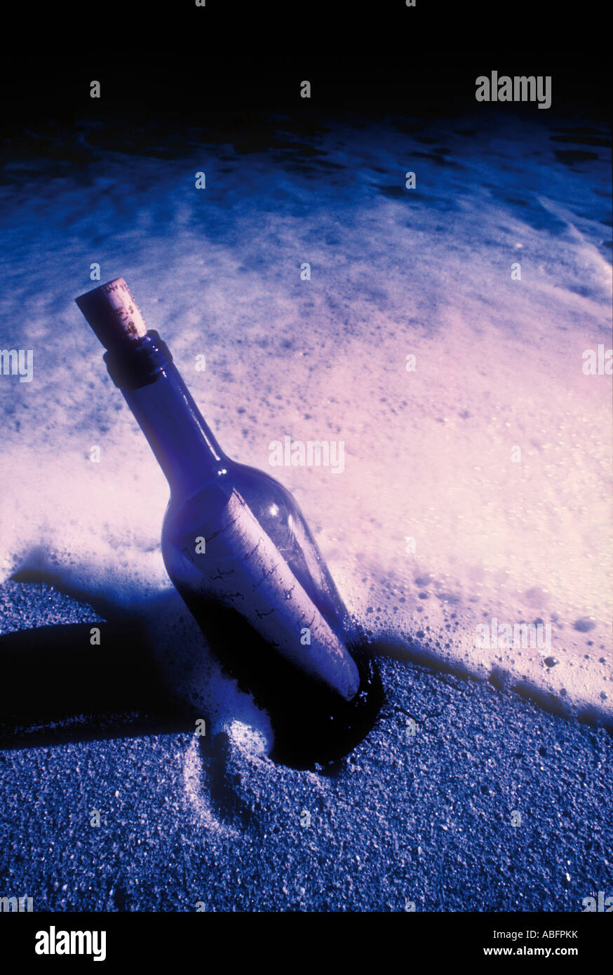 MESSAGE BOTTLE SHEET OF PAPER INSIDE BOTTLE ON BEACH Stock Photo - Alamy