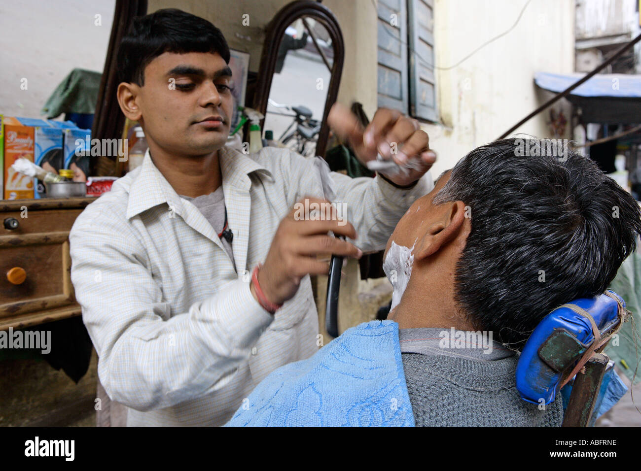 India Haryana Delhi Street Barber Stock Photo - Alamy