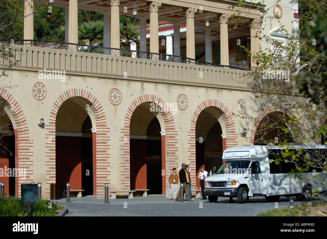 Tour bus picking up passengers at the entrance of the Getty Villa ...